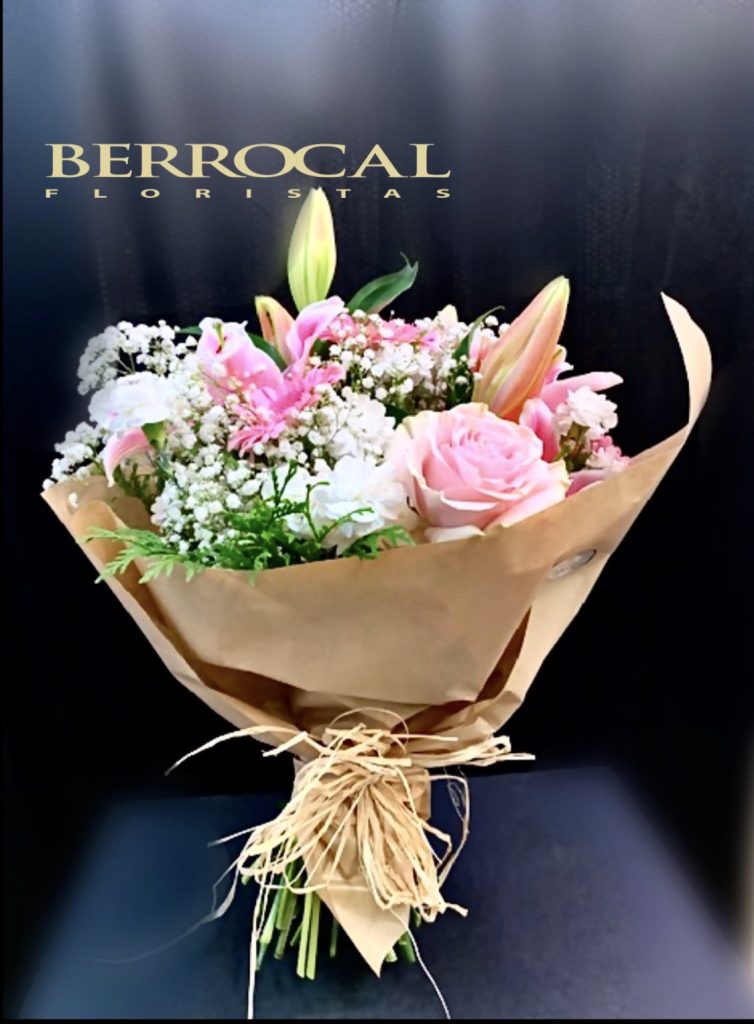 R-01 Ramo flor variada, blanco y rosa.